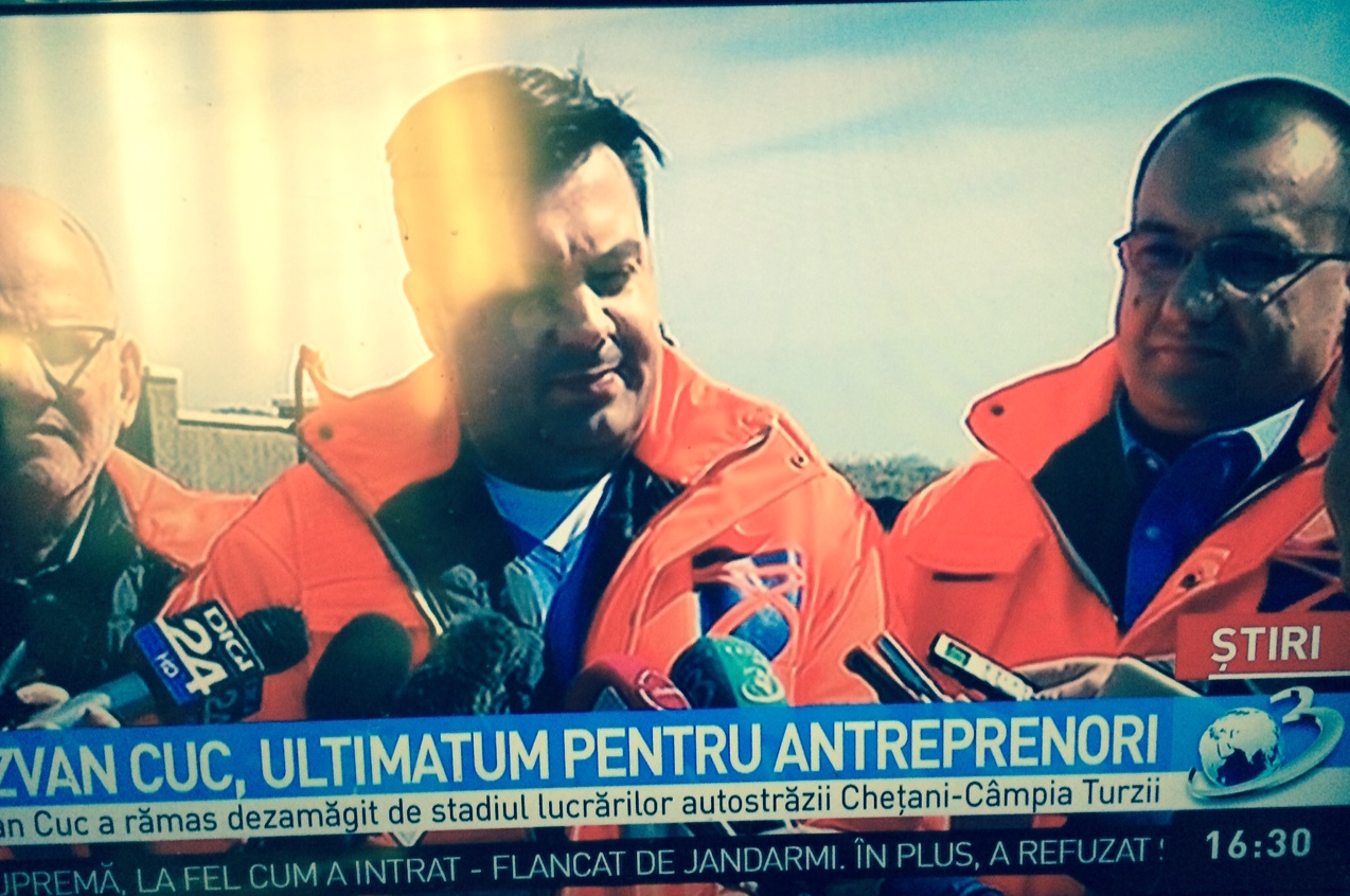 Hop și răspopitul Chris Terheș pe șantierul autostrăzii, lângă Cuc ...