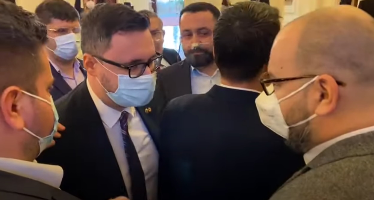 VIDEO. Urlete și spume în Parlament. Deputat AUR: "Te bag în p... mă ...