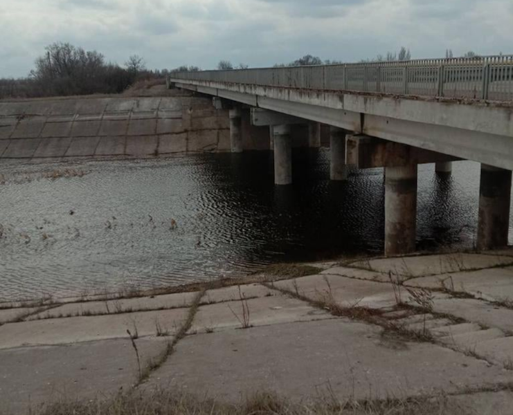 Rușii au distrus un baraj în Ucraina ca să ducă apa furată în Crimeea ...