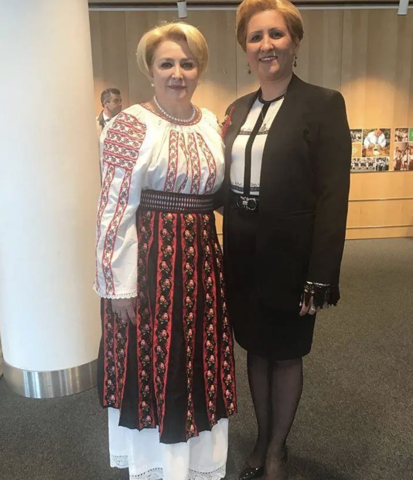 Doamna Viorica se înfoaie la presa franceză - Ziariștii